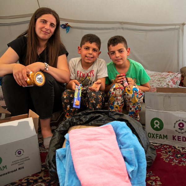 Emergency Kit for 3 Families – Oxfam Canada Unwrapped